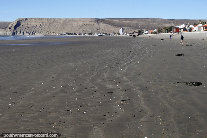 Long, wide beach with cliffs at Rada Tilly, close to Comodoro Rivadavia ...