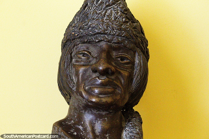 Escultura titulada Indio Ona en el museo de Puerto San Julián. Foto de ...