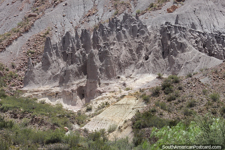 Formaciones de rocas volcánicas como estalagmitas se elevan desde el ...