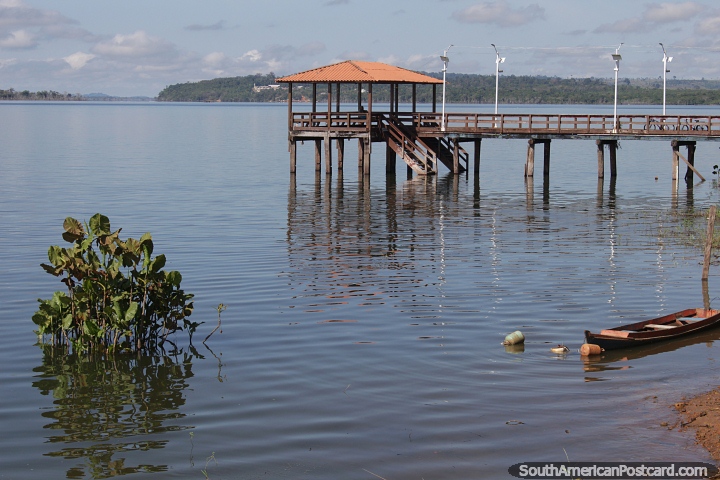 Wharf and lookout point to the Xingu River in Altamira, peaceful and ...