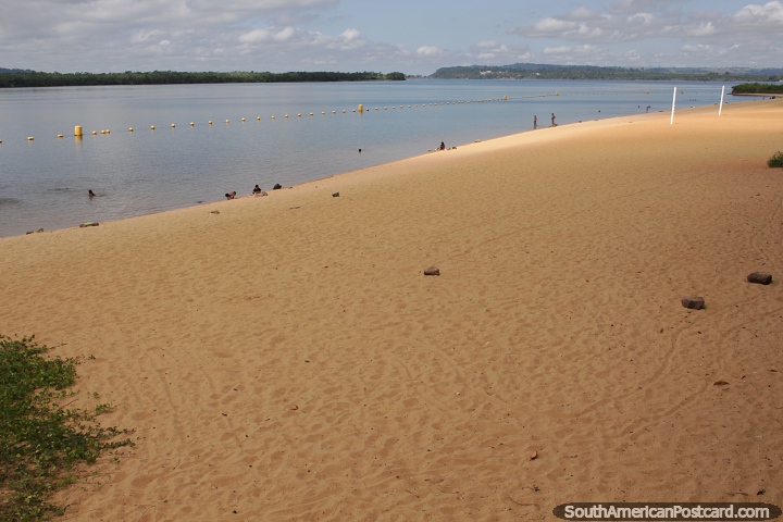 Agradável praia fluvial de areia fofa em Altamira. Foto de Brasil ...
