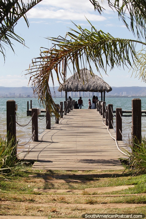 El muelle de la playa de Luzimangues, al otro lado del río desde la ...
